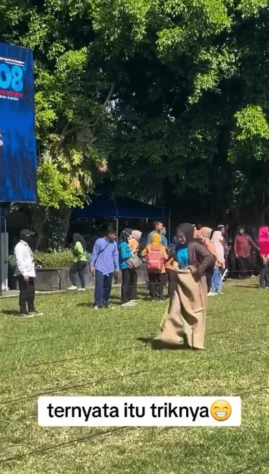 Dah besar baru tahu trick sebenar lari dalam guni, lajunya dah macam ... Dah besar baru tahu trick sebenar lari dalam guni, lajunya dah macam ...