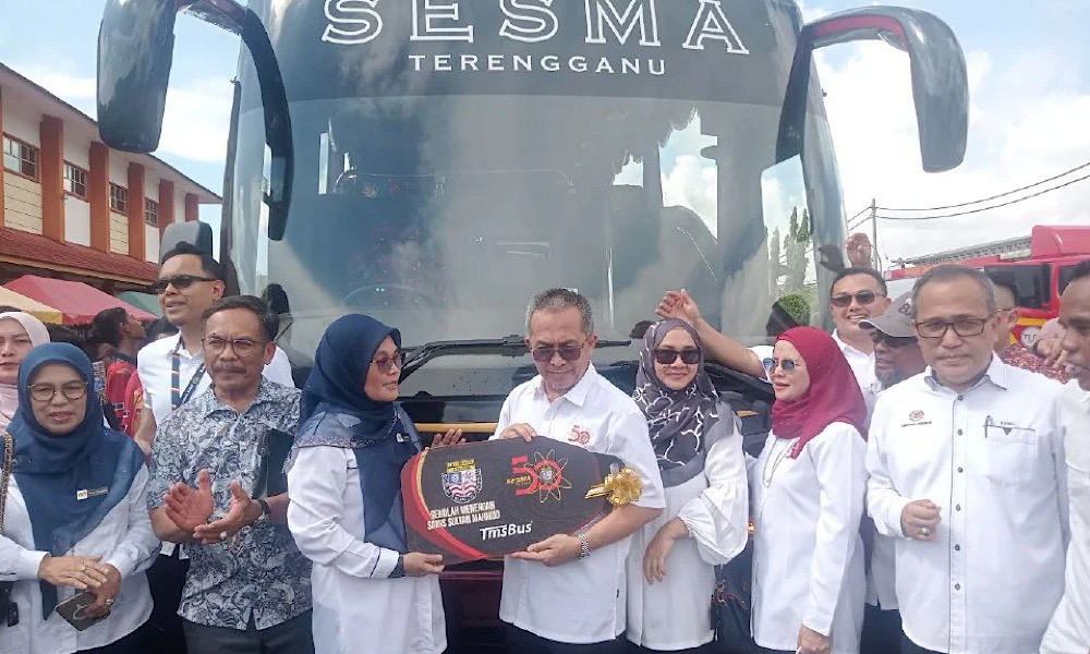 Hadiah hari guru paling bernilai, bekas pelajar kumpul RM2 juta beli ...